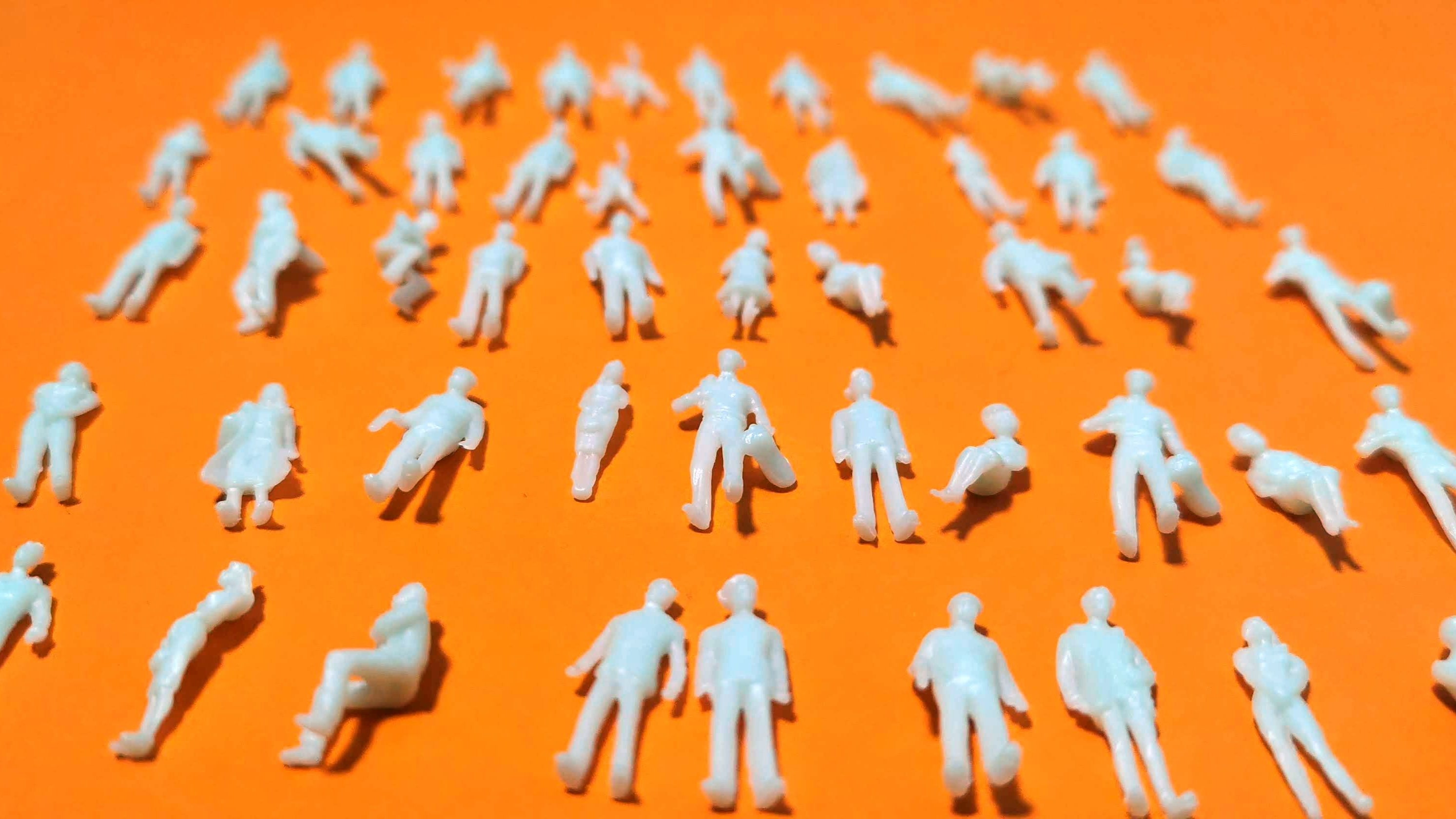 100x Figuren 1:00 (Spur TT) stehende & sitzende - unbemalt – 3D-Scale